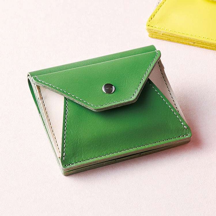 【商品詳細】コンパクト&シンプルがコンセプトの折り財布。セカンド財布としても重宝します。ホック開閉式。札入・ホック式小銭入×各1室、カード入×4室。材質:牛革（一部牛革（ヌメ革））生産国:日本【代引きについて】こちらの商品は、代引きでの出荷...