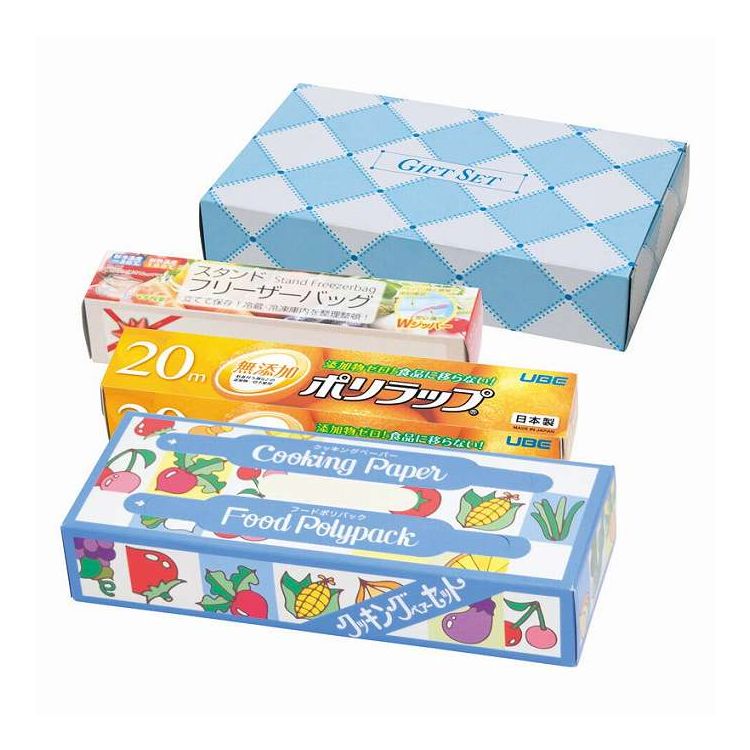 【商品詳細】家庭日用品3点セット。内容:ポリラップ（22cm×20m）・クッキングペアーセット（ポリ袋・キッチンペーパー各10枚）・スタンドフリーザーバッグ（5枚入）×各1原産国:日本【代引きについて】こちらの商品は、代引きでの出荷は受け付...