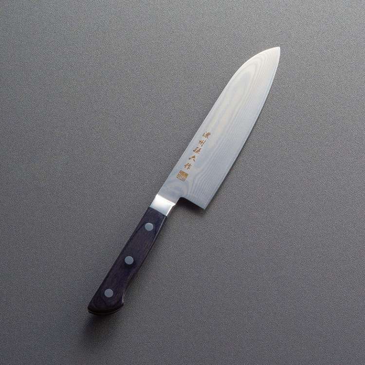 【商品詳細】濃州孫六作の伝統を受け継いで、日本刀の鍛錬技術のもと、1丁ずつ造られた包丁です。刀身に幾重にも折重なる波紋があります。材質:積層鍛接複合鋼材、柄:黒色積層強化木生産国:日本【代引きについて】こちらの商品は、代引きでの出荷は受け付...