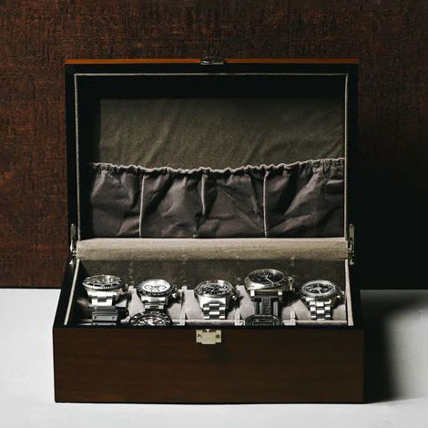 【商品説明】お気に入りの腕時計を、美しく保管。高級感のあるデザインなのでインテリアとしてもおすすめです。サイズ:横29.5cm・奥行19.5cm・高10.5cm 素材:外装:クルミ・MDF 内装:ベルベット 機能:10本収納【送料について】...