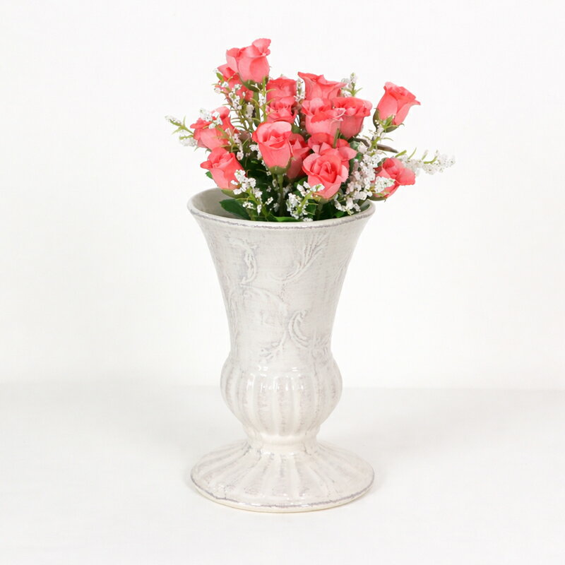 繊細なアンティーク調の風合いが魅力のフラワーベース。 やわらかなアイボリーカラーが、お花の美しさを引き立てながら空間に上品なアクセントを添えます。 口元に向かって広がるシルエットは、花束やボリュームのあるアレンジも美しく飾れるデザイン。 置...