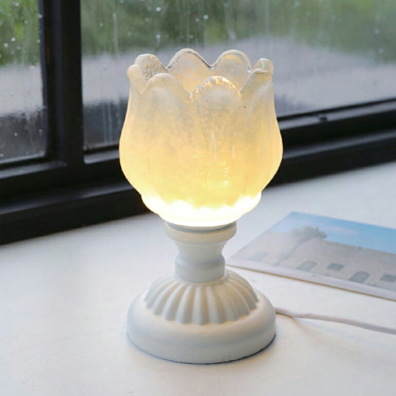 やわらかな光が花びらのように広がる、フラワーデザインのテーブルランプ。 点灯すると優しく温もりのある灯りがお部屋を包み込みます。 アンティーク調のホワイトベースと、可憐な花型シェードの組み合わせは、姫系・フレンチ・シャビーシックなお部屋との...