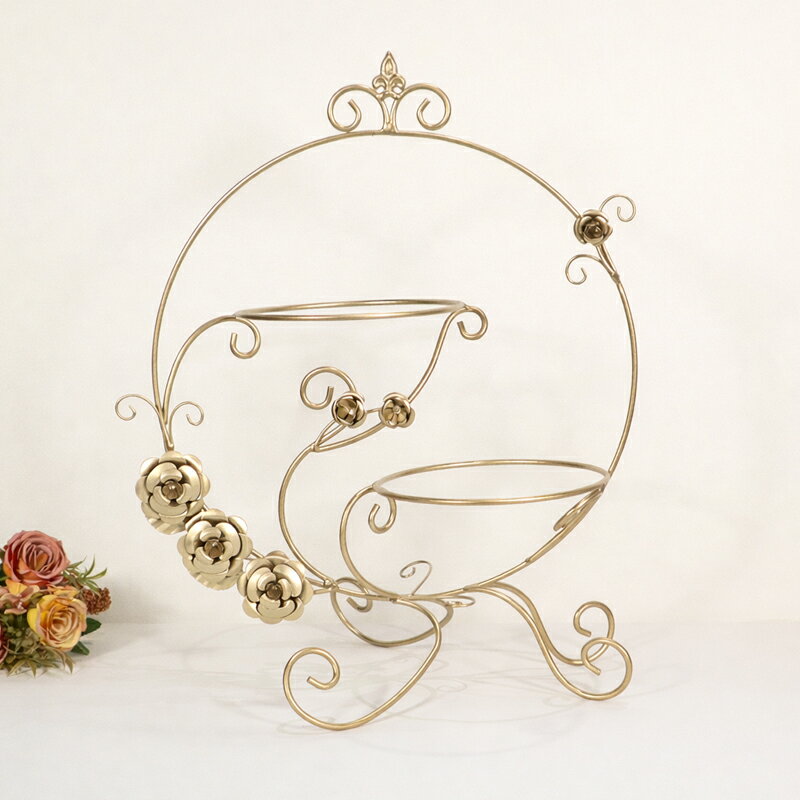優雅な曲線とローズモチーフが目を引く、2段プレートスタンド。 華やかなゴールドカラーと、繊細なアイアンワークが空間を美しく演出します。 アクセサリーや小物、雑貨を飾ったり、合わせるプレートによって様々なスタイルを楽しめます。 ショップディス...