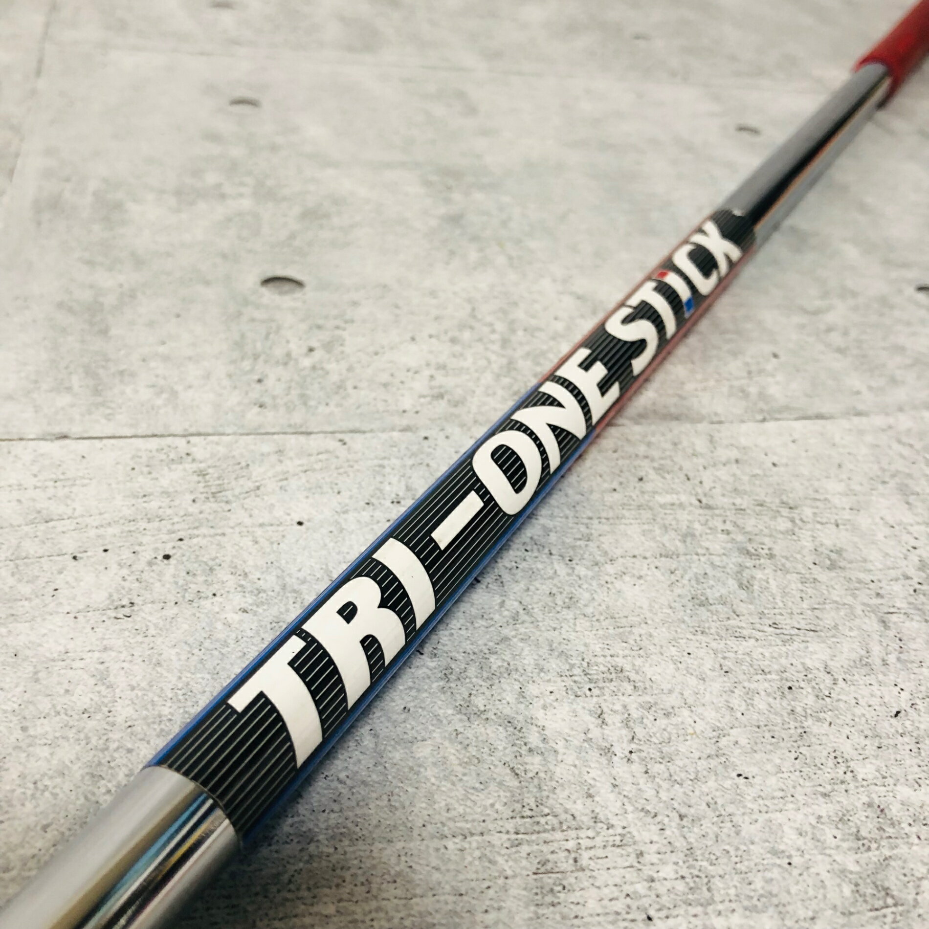 ●商品 TRI-ONE STICK トライワンスティック 素振り棒 室内練習 ゴルフ 練習 初心者 入門 総重量:525g 長さ:44.5インチ ※画像にある物が全てです。 ●状態 通常使用に伴うスレ傷はございますが、まだまだお使いいただけ...