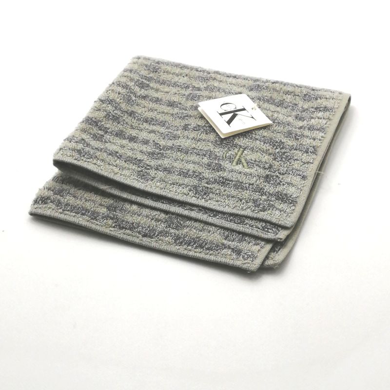 商品情報素材/カラー綿/グレー系サイズ/寸法縦x横…約26x27（センチ）※多少の誤差はご了承下さいませ。ランクN下記をご参照くださいませ。商品説明※未使用品のみの販売となりますが、納品時の折り畳み方がそれぞれ異なります。納品時の状態での発...