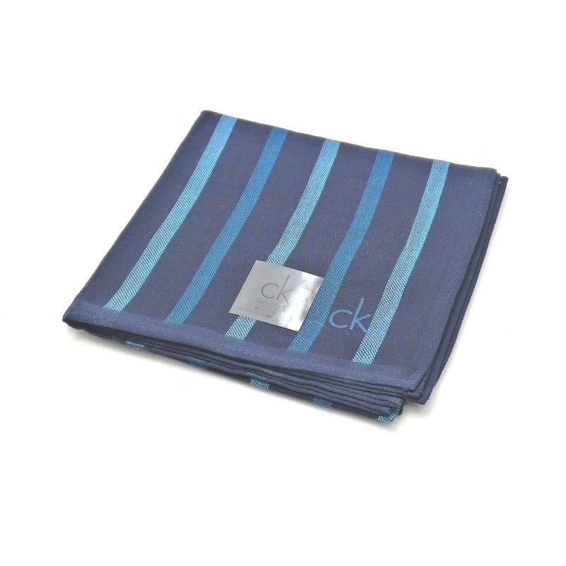 商品情報素材/カラー綿/ネイビー系サイズ/寸法縦x横…約47x48（センチ）※多少の誤差はご了承下さいませ。ランクN下記をご参照くださいませ。商品説明※未使用品のみの販売となりますが、納品時の折り畳み方がそれぞれ異なります。納品時の状態での...