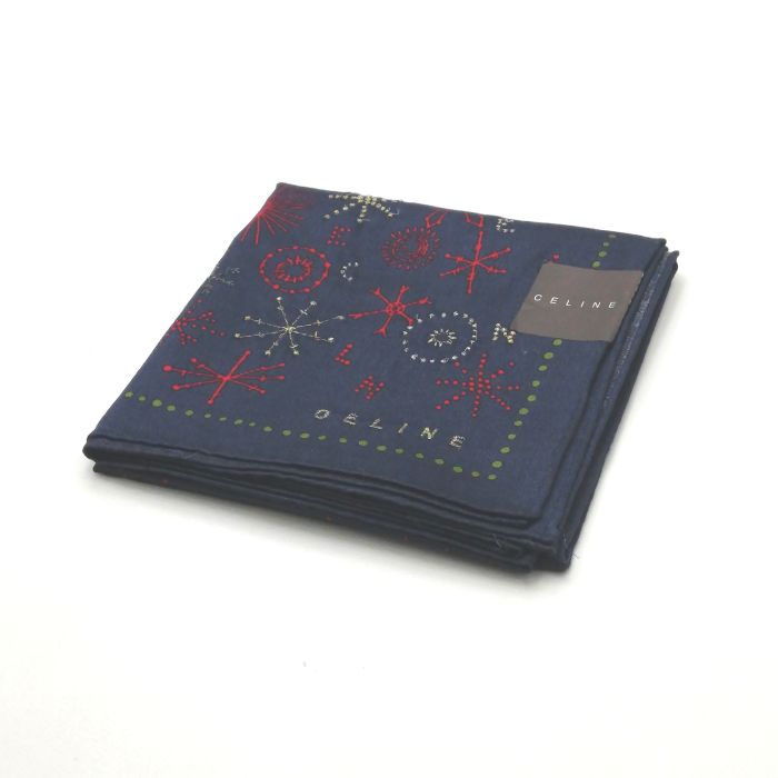商品情報素材/カラー綿/ネイビー系※スパンコール付きです。サイズ/寸法縦x横…約53x52（センチ）※多少の誤差はご了承下さいませ。ランクN下記をご参照くださいませ。商品説明※未使用品のみの販売となりますが、納品時の折り畳み方がそれぞれ異な...