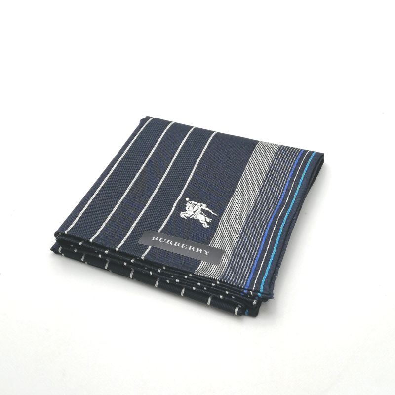 商品情報素材/カラー綿/ネイビー系サイズ/寸法縦x横…約49x49（センチ）※多少の誤差はご了承下さいませ。ランクN下記をご参照くださいませ。商品説明※未使用品のみの販売となりますが、納品時の折り畳み方がそれぞれ異なります。納品時の状態での...