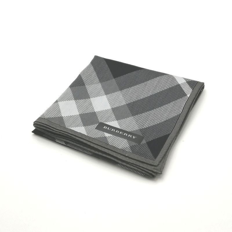 商品情報素材/カラー綿/グレー系サイズ/寸法縦x横…約51x52（センチ）※多少の誤差はご了承下さいませ。ランクN下記をご参照くださいませ。商品説明※未使用品のみの販売となりますが、納品時の折り畳み方がそれぞれ異なります。納品時の状態での発...