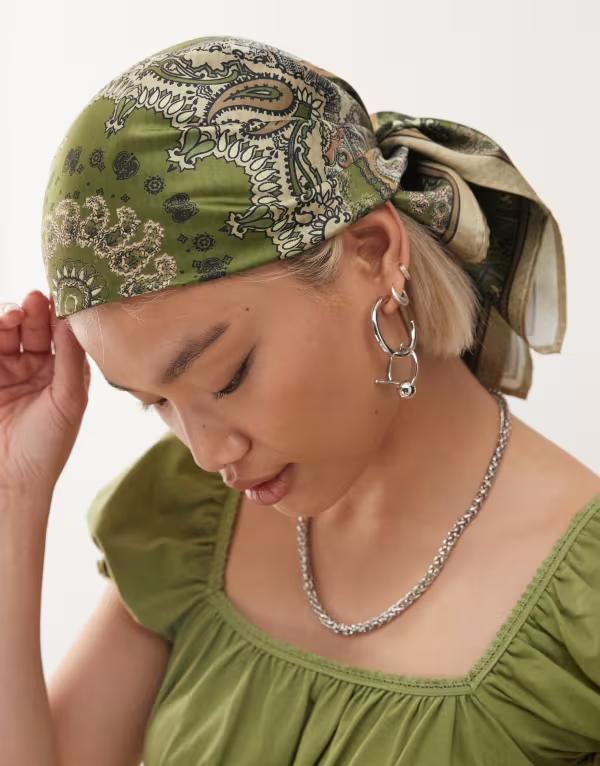 ■ブランド Reclaimed Vintage (リクレイム ヴィンテージ)■商品名 Reclaimed Vintage satin headscarf in green paisley print■商品は海外よりお取り寄せの商品となります...