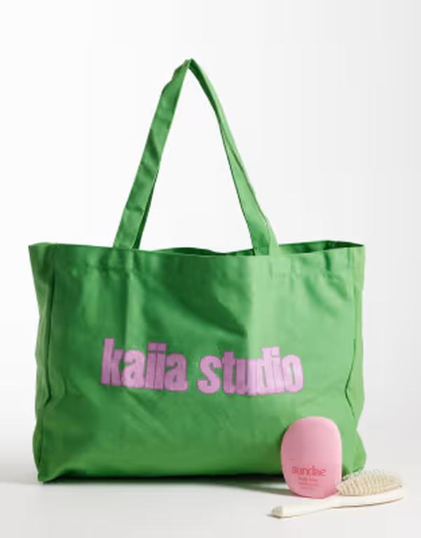 ■ブランド Kaiia (カイア)■商品名 Kaiia Studio printed logo canvas tote bag in green and pink■商品は海外よりお取り寄せの商品となりますので、お届けまで10日-3週間前後お...