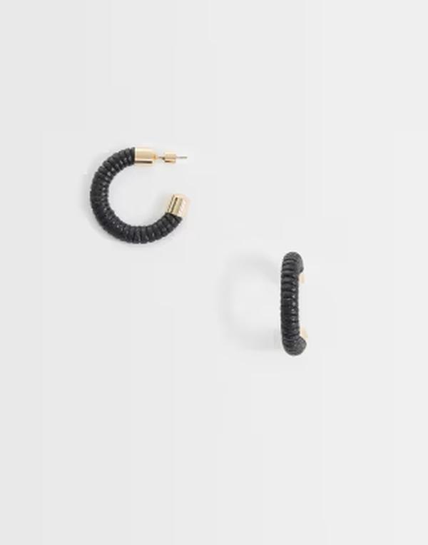 ■ブランド ASOS DESIGN (エイソス)■商品名 ASOS DESIGN mid-size hoop earrings with black wrapping■商品は海外よりお取り寄せの商品となりますので、お届けまで10日-3週間前...
