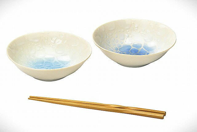 ●材質／4.0鉢：磁器・箸：天然木●セット内容／4.0鉢φ145×45mm×2・箸225mm●箱サイズ／箱300×160×68mm●原産国／JPN・CHN●重量／480g沖縄の美しい海を感じるうつわ。「ちゅら海」をイメージしたこのシリーズは...