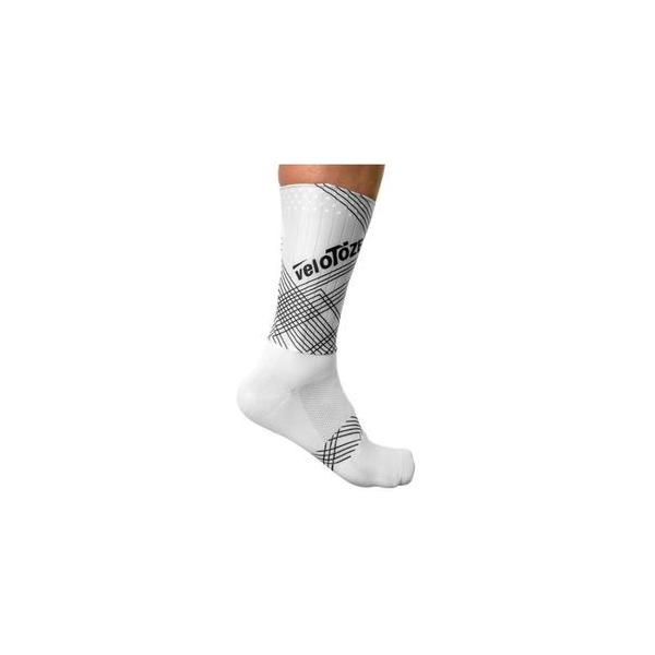 足先にはCOOLMAX素材を混紡することでドライな履き心地を長時間維持する靴下。■商品紹介 ・足首から上部に空力に優れたストライプ生地を使用し、端を切りっぱなしのデザインとすることで 　凹凸を抑えエアロ効果を高めているほか、内側にはグリッパ...