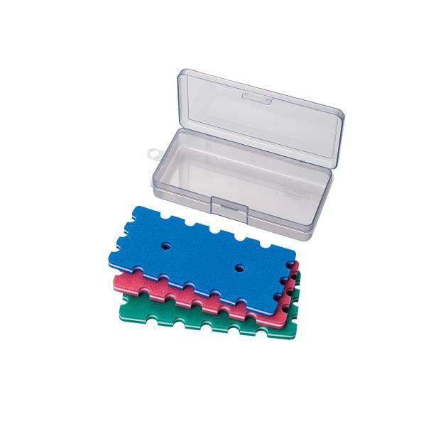 カラースポンジシートケース入●商品情報 ・ケース入りで仕掛けが絡まずスッキリ収納できます。 ・ソフトスポンジだから仕掛けがやさしく巻ける！！ ・どんな仕掛けもタテ・ヨコ・自由に巻ける！！ ・硬質板にスポンジをサンドイッチにしているので仕掛け...