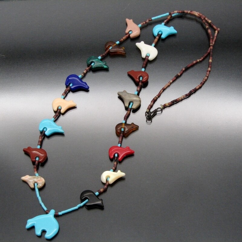 商品詳細 ブランド名 Zuni 色/素材 マルチカラー SIZE 全長：約 70cm重さ：約 19.6g(留め具を含めた全長での計測値です。)ビーズ幅約1.8mm/モチーフ幅 最小約18.8〜最大約23.5mm ※インディアンジュエリーには...