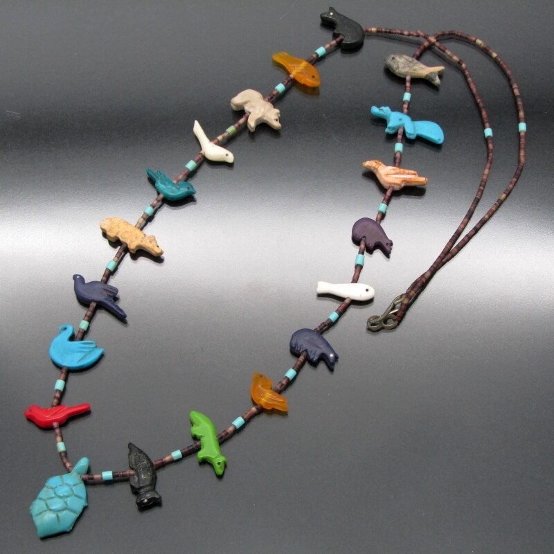 商品詳細 ブランド名 Zuni 色/素材 マルチカラー SIZE 全長：約 75cm重さ：約 20.6g(留め具を含めた全長での計測値です。)ビーズ幅約1.6mm/モチーフ幅 最小約17.2〜最大約30mm ※インディアンジュエリーにはハン...