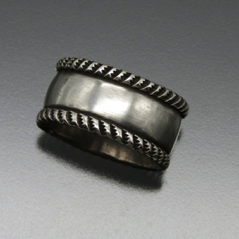 商品詳細 ブランド名 Perry Shorty 色/素材 COIN SILVER SIZE 号数：約 20号縦幅：約 11.5mm重さ：約 11.07g(リング号数はリングゲージ棒にて行っており、日本サイズにて表記しております。) 状態 A...