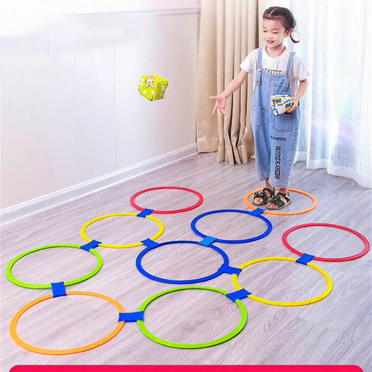 セット内容：リング×20本、ジョイントパーツ×20個。 リングがジョイントで固定でき、けんけんぱ遊びなど、幼稚園、保育園の外遊びにも最適です。 瞬発力を鍛えるトレーニングができるため、サッカーやバスケットボールなど様々なスポーツの練習に役立...