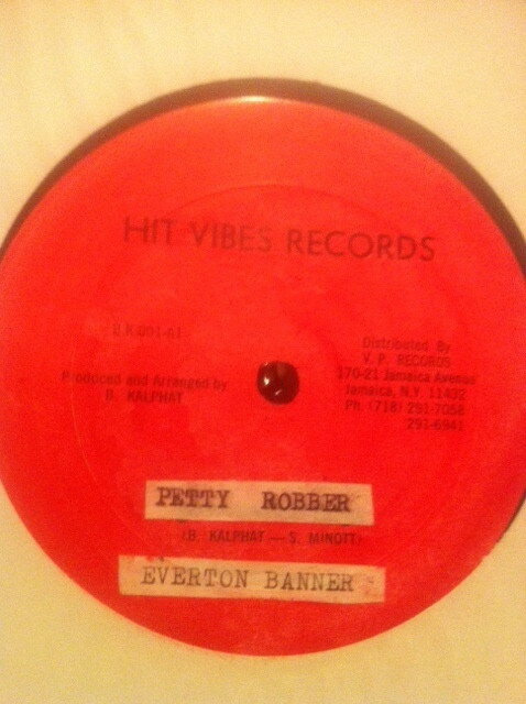 ・アーティスト Everton Bonner ・タイトル Petty Robber ・レーベル・型番 Hit Vibes Records BK001 ・フォーマット 12インチレコード ・コンディション(盤) 良い (VG+) ・コンディシ...