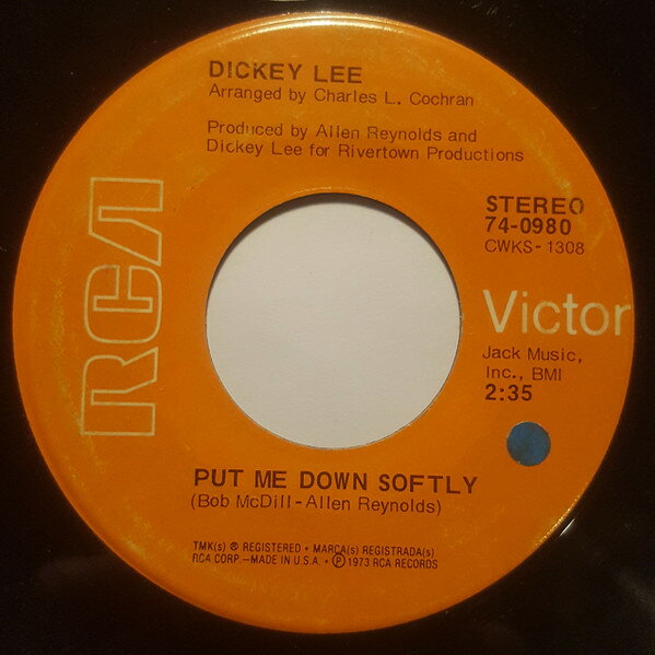 ・アーティスト Dickey Lee ・タイトル Put Me Down Softly / If She Turns Up In Ohio ・レーベル・型番 RCA Victor 740980 ・フォーマット 7インチレコード ・コンディシ...