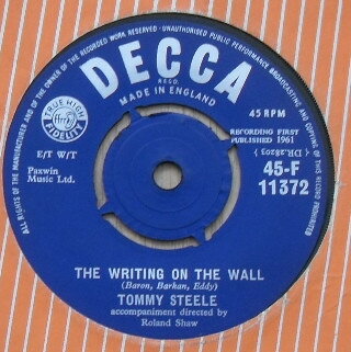 ・アーティスト Tommy Steele ・タイトル The Writing On The Wall / Drunken Guitar ・レーベル・型番 Decca 45F11372 ・フォーマット 7インチレコード ・コンディション(盤)...