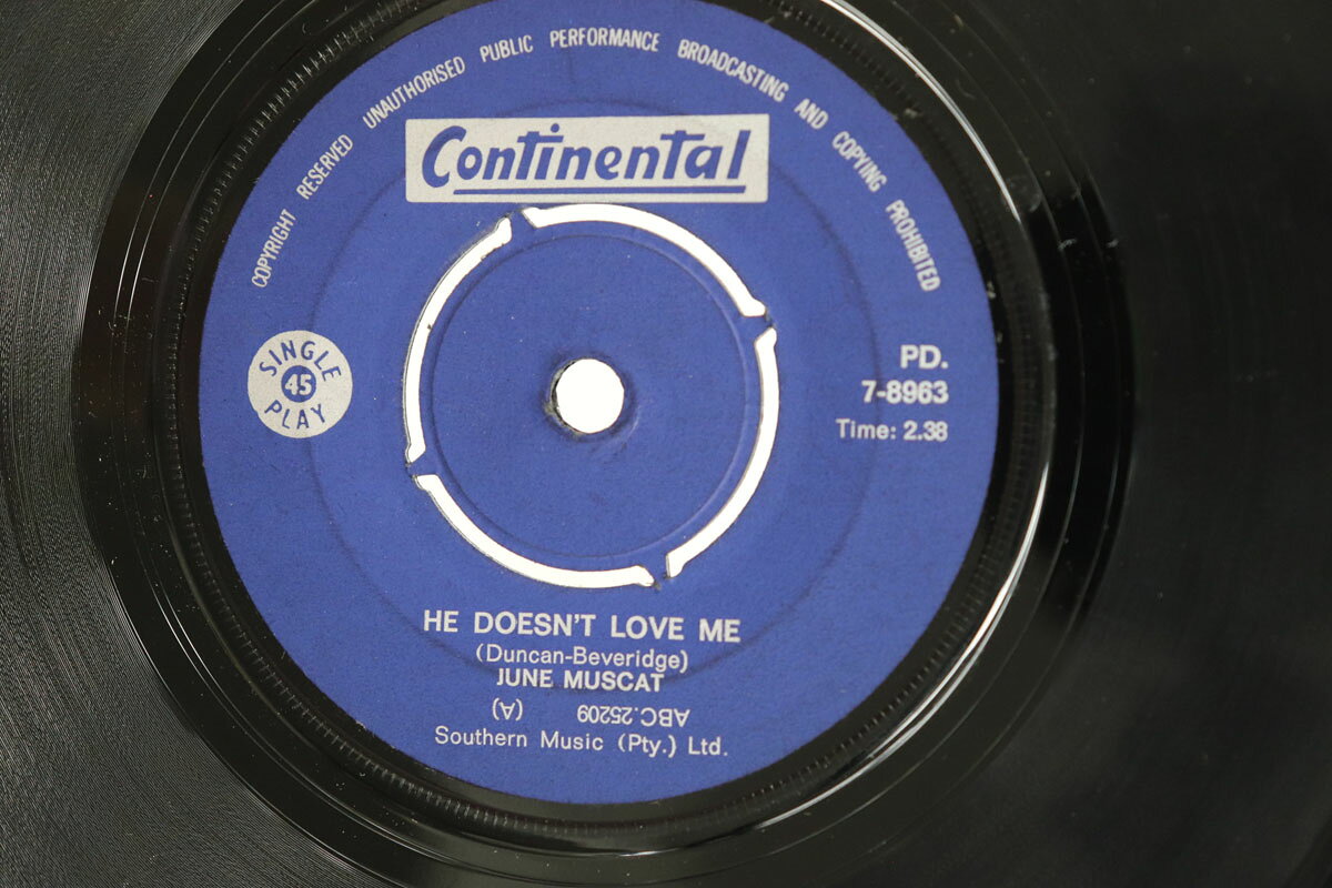 ・アーティスト June Muscat ・タイトル He Doesn't Love Me / The Birds And The Bees ・レーベル・型番 CONTINENTAL 78963 ・フォーマット 7インチレコード ・コンディシ...