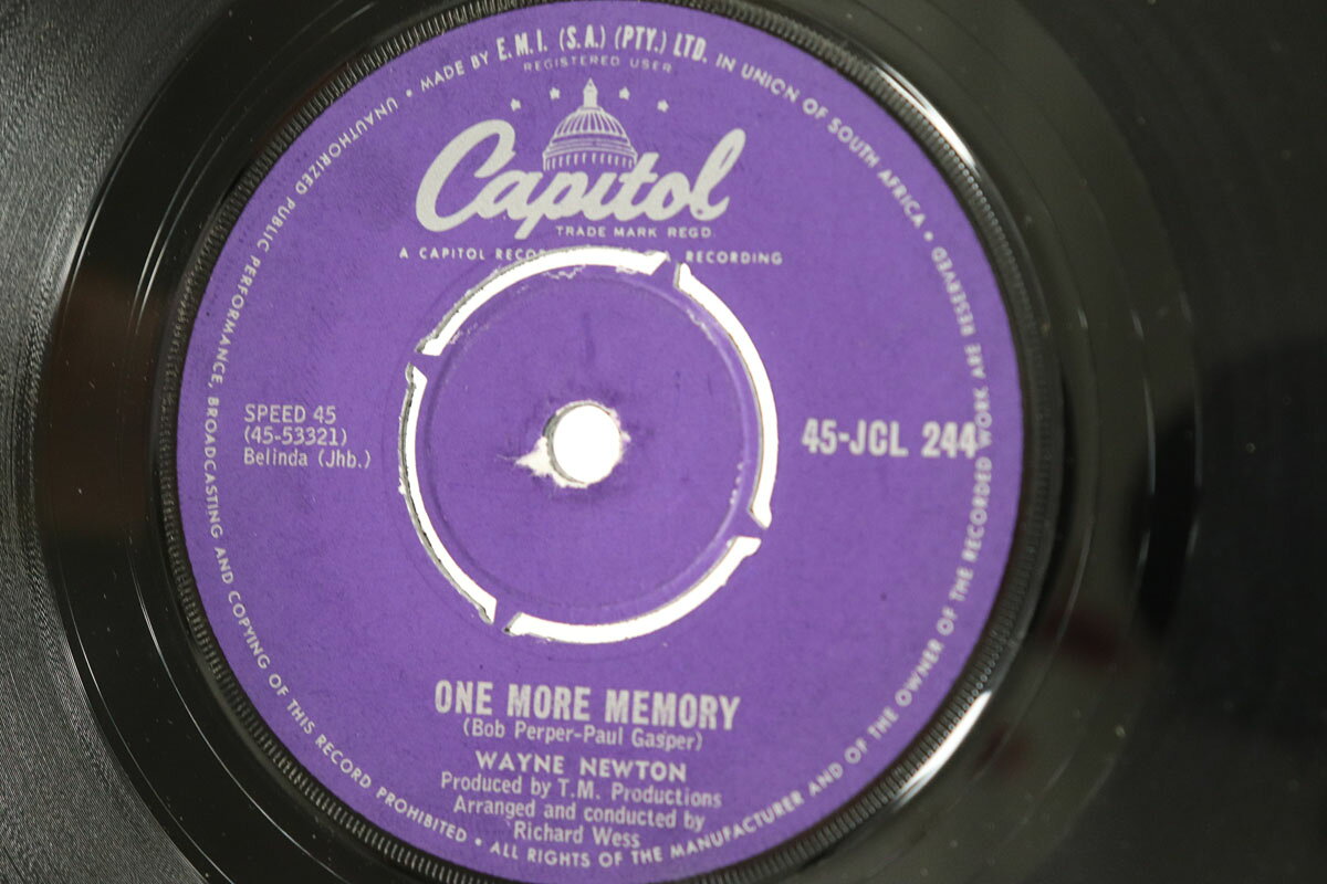・アーティスト Wayne Newton ・タイトル One More Memory / Red Roses For A Blue Lady ・レーベル・型番 CAPITOL 45JCL244 ・フォーマット 7インチレコード ・コンディシ...
