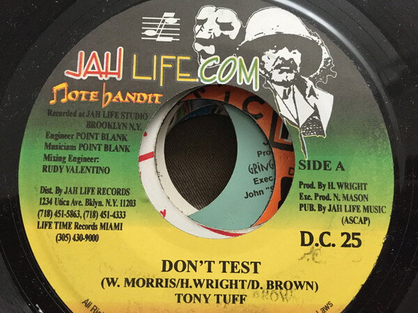 ・アーティスト Tony Tuff ・タイトル Don't Test ・レーベル・型番 Jah Life Com NONE ・フォーマット 7インチレコード ・コンディション(盤) 良い (VG+) ・コンディション(ジャケット) プレイン...