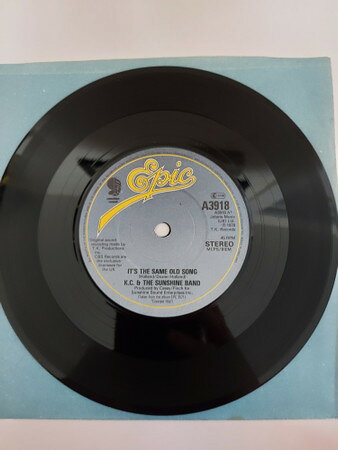 ・アーティスト KC & The Sunshine Band ・タイトル It's The Same Old Song / Let's Go Party ・レーベル・型番 Epic A3918 ・フォーマット 7インチレコード ・コンディシ...
