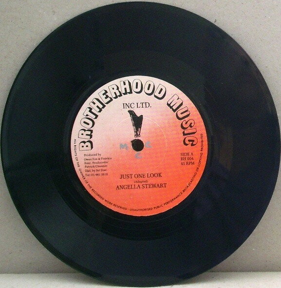 ・アーティスト Angela Stewart ・タイトル Just One Look ・レーベル・型番 Brotherhood Music BH004 ・フォーマット 7インチレコード ・コンディション(盤) 良い (VG+) ・コンディシ...