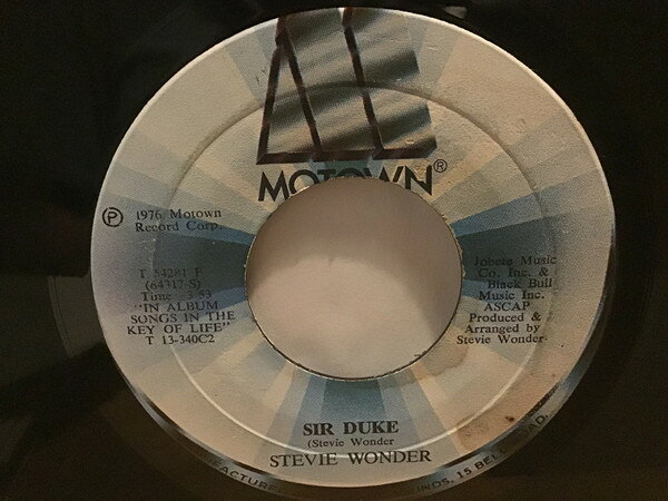 ・アーティスト Stevie Wonder ・タイトル Sir Duke / He's Misstra Know-It-All ・レーベル・型番 Tamla T54281F ・フォーマット 7インチレコード ・コンディション(盤) 良い (...