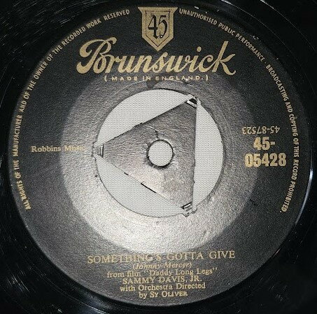 ・アーティスト Sammy Davis, Jr. ・タイトル Something's Gotta Give ・レーベル・型番 BRUNSWICK 4505428 ・フォーマット 7インチレコード ・コンディション(盤) 良い (VG+) ・...