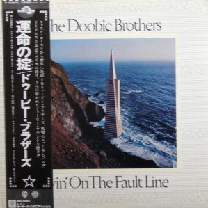 ・アーティスト Doobie Brothers ・タイトル Livin' On The Fault Line (- Embossed Sleeve) ・レーベル・型番 WARNER BROS P10326W ・フォーマット LPレコード ・...