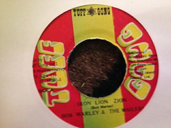 ・アーティスト Bob Marley ・タイトル Iron Lion Zion ・レーベル・型番 Tuff Gong NONE ・フォーマット 7インチレコード ・コンディション(盤) 良い (VG+) ・コンディション(ジャケット) プレ...