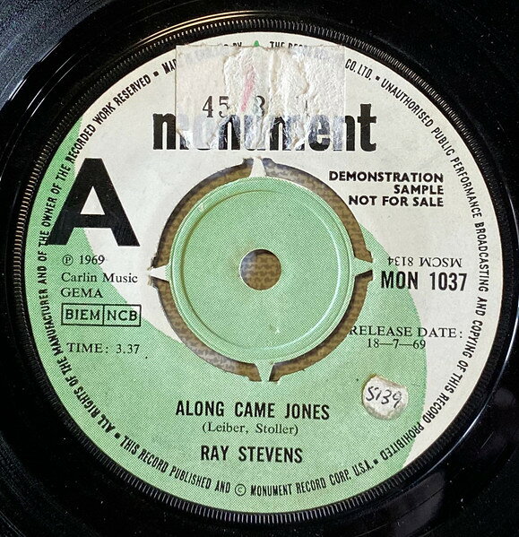 ・アーティスト Ray Stevens ・タイトル Along Came Jones / Yakety Yak ・レーベル・型番 Monument MON1037PROMO ・フォーマット 7インチレコード ・コンディション(盤) 可 (V...