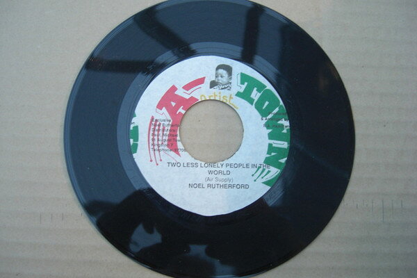 ・アーティスト Noel Rutherford ・タイトル Two Less Lonely People On The World ・レーベル・型番 A Town Records NONE ・フォーマット 7インチレコード ・コンディション...