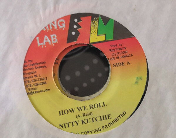 ・アーティスト Nitty Kutchie / Singer J ・タイトル How We Roll / Trackle Like A Train ・レーベル・型番 Mixing Lab NONE ・フォーマット 7インチレコード ・コンデ...
