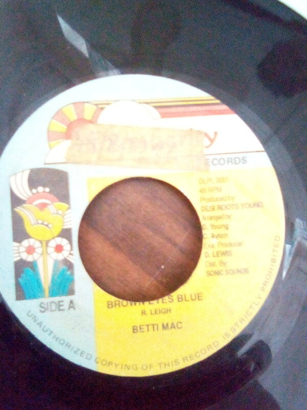 ・アーティスト Betti Mac ・タイトル Brown Eyes Blue ・レーベル・型番 Prosperity Records DLPL0001 ・フォーマット 7インチレコード ・コンディション(盤) 良い (VG+) ・コンディ...