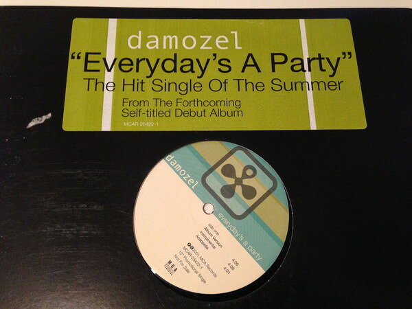 ・アーティスト Damozel ・タイトル Everyday's A Party ・レーベル・型番 MCA Records MCAR254221 ・フォーマット 12インチレコード ・コンディション(盤) 非常に良い(EX) ・コンディショ...