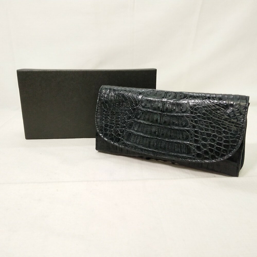 ☆商品詳細☆ カイマン革で作られた長財布です。 カードやお札が入れやすいフラップ式と 小銭等が入れやすいファスナー式がついており、 使用用途で分けられるため扱いやすい商品です。 商品名　　　：カイマン／牛革　フラップ長財布 カラー　　　：ブ...