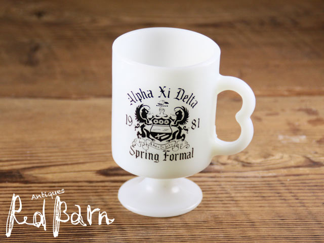 サイズ φ7.4cm ハンドルまで10.3cm H11.9cm 材質 ミルクガラス 色 ホワイト・ブラック 　 商品説明 ●鳥の紋章のデザインが格好いいフッテッドマグです。 【製造上】リムに凸凹・ペイントハネ、サイド内側に練り・ペイントハネ...