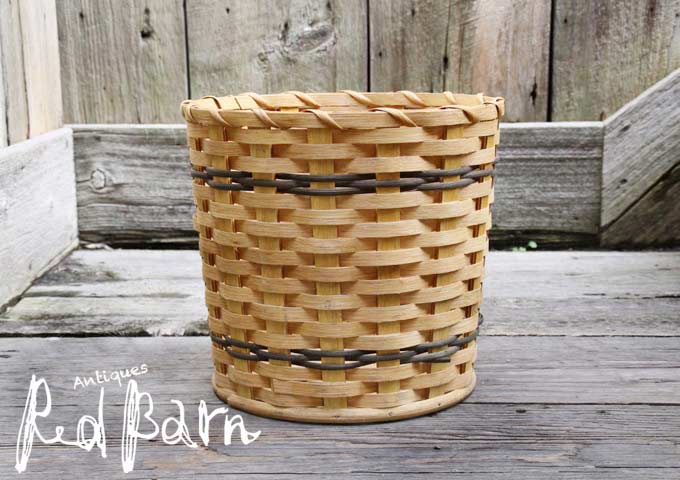 サイズ φ31cm H28cm 材質 籐・木製 色 ライトブラウン・グレイッシュダークグリーン 　 商品説明 ●アメリカ製のアーミシュバスケットです。アーミッシュの人たちが一つ一つ手作りで編んだものです。作った人のサインが裏に書いてあります...