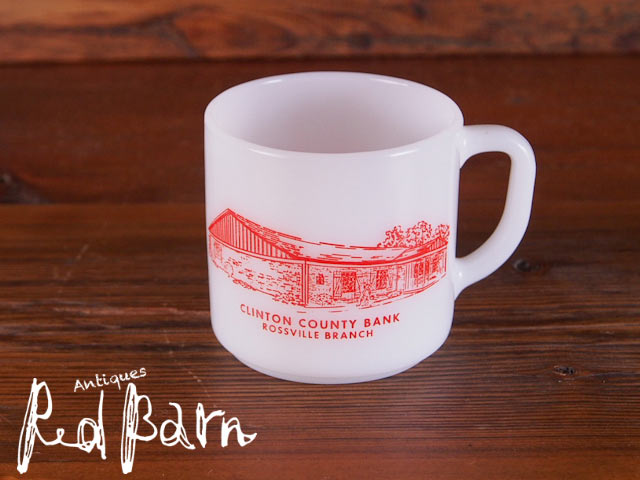 サイズ φ8cm ハンドルまで10.5cm H8cm 材質 ミルクガラス 色 ホワイト・レッド 　 商品説明 ●銀行の広告マグです。白地の赤い絵柄と絵文字が格好いいですね。 【製造上】リムに少し歪み、サイド内側にホワイトスポット・下部に黒い...