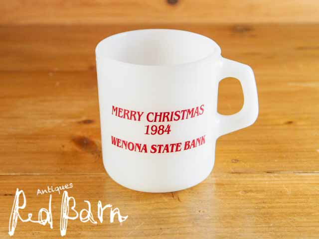 サイズ φ7.8cm 取っ手まで10cm H8.4cm 材質 ミルクガラス 色 ホワイト・レッド 　 商品説明 ●レッドとホワイトのロゴが可愛いシンプルなマグです。 【製造上】サイド内側に膨らみ、ボトム内側にヘアーライン、サイド外側に練り斑...