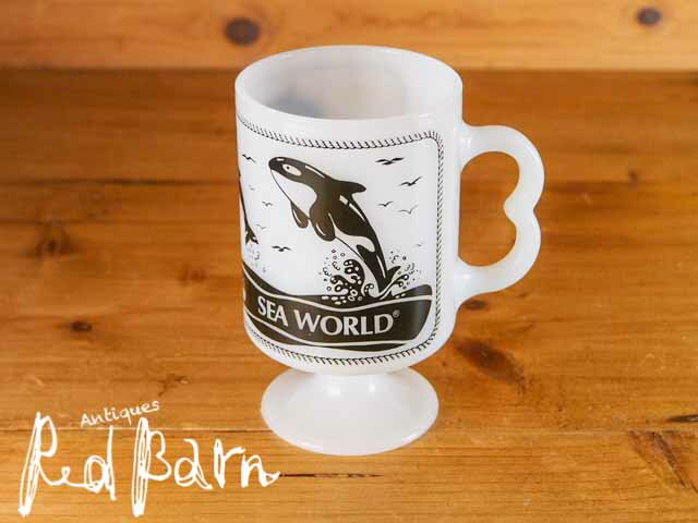 サイズ φ7.1cm ハンドルまで10cm H12cm 材質 ミルクガラス 色 ホワイト・ブラック 　 商品説明 ●シーワールド可愛いシャチやイルカの姿が可愛いマグです♪ 【製造上】ボトム内側に練り、サイド外側に練り斑、ボトム外側リムに突起...