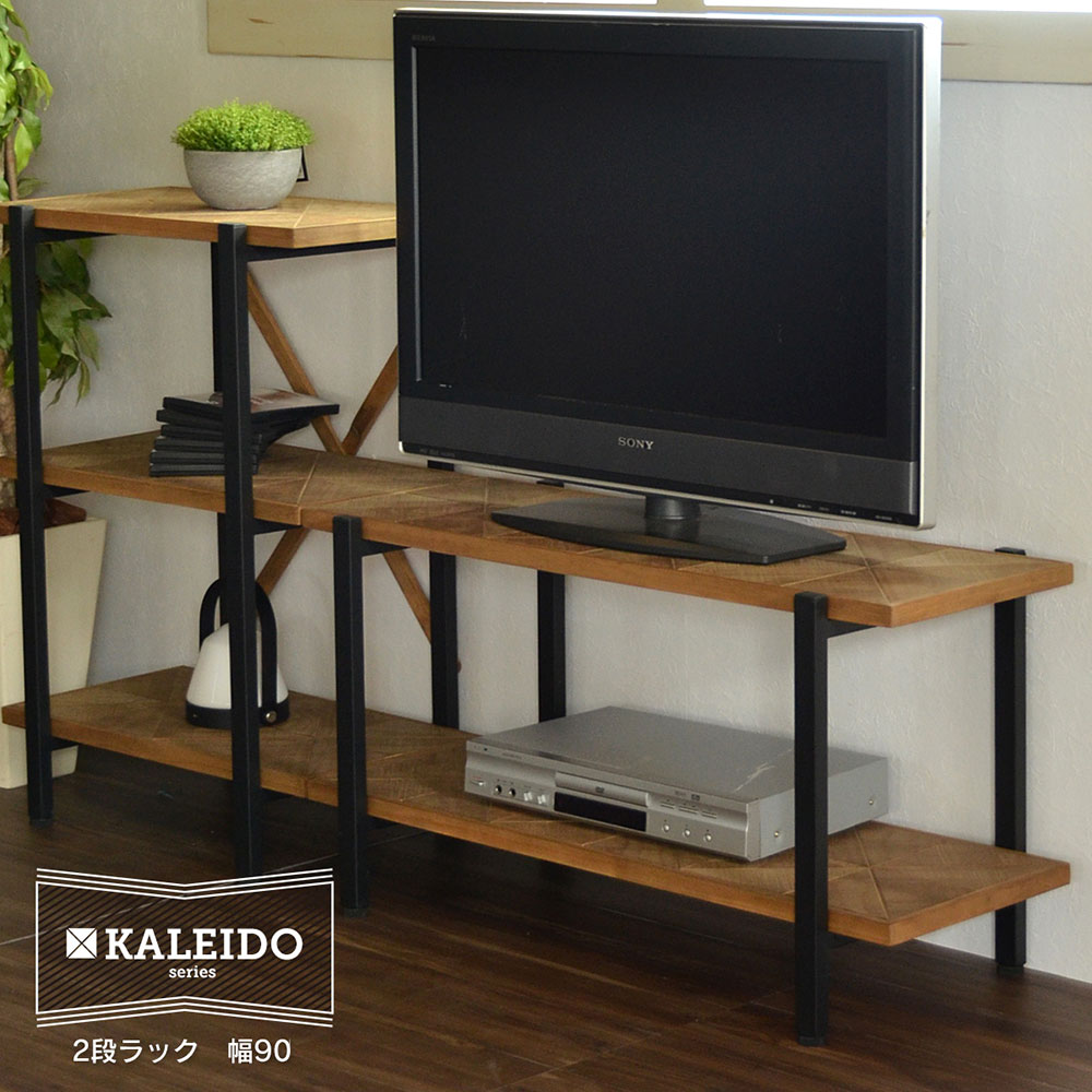 商品の詳細 特徴 カレイドシリーズは三角形にカットした古材風のパイン材をジオメトリックに並べた、質感の高い天板・棚板に、無骨でシンプルなアイアンパイプを組み合わせたシリーズです。 仕様 商品サイズ：W902×D370×H485mm 素　　　...