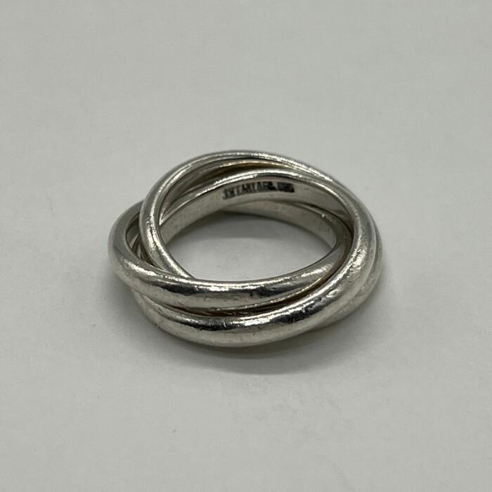 商品詳細 ブランド名 ティファニー TIFFANY&CO モデル名 トリニティリング 素材 SV925 シルバー925 サイズ 8号 付属品 保存袋 (片側の紐が外れている為閉める事が出来ません) 総重量 8.11g 状態ランク B ランク...