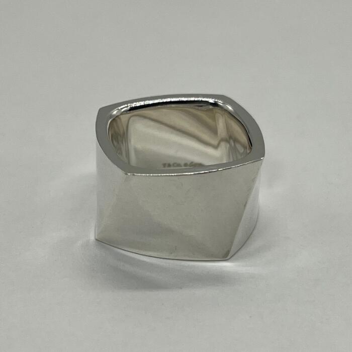 商品詳細 ブランド名 ティファニー TIFFANY&CO モデル名 フランクゲーリー トルク ワイド リング 素材 SV925 シルバー925 サイズ 11号 付属品 無し 総重量 15.3g 状態ランク AB ランクについて N:新品未使...