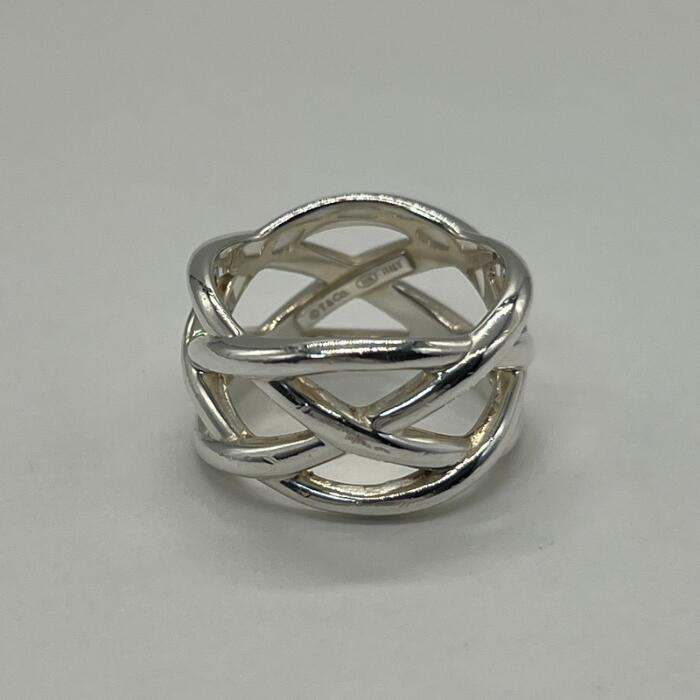 商品詳細 ブランド名 ティファニー TIFFANY&CO モデル名 ケルティック ノット リング 素材 SV925 シルバー925 サイズ 16号 付属品 無し 総重量 9.4g 状態ランク B ランクについて N:新品未使用 S:使用頻度...